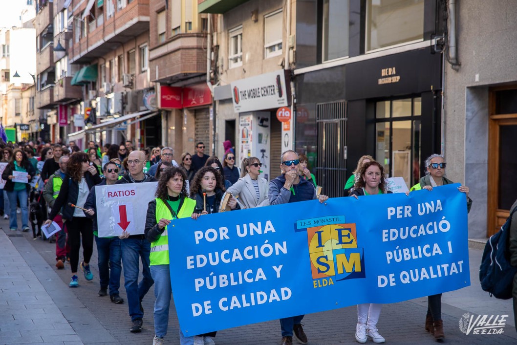 Multitudinaria movilización de los docentes de Elda y Petrer para ...